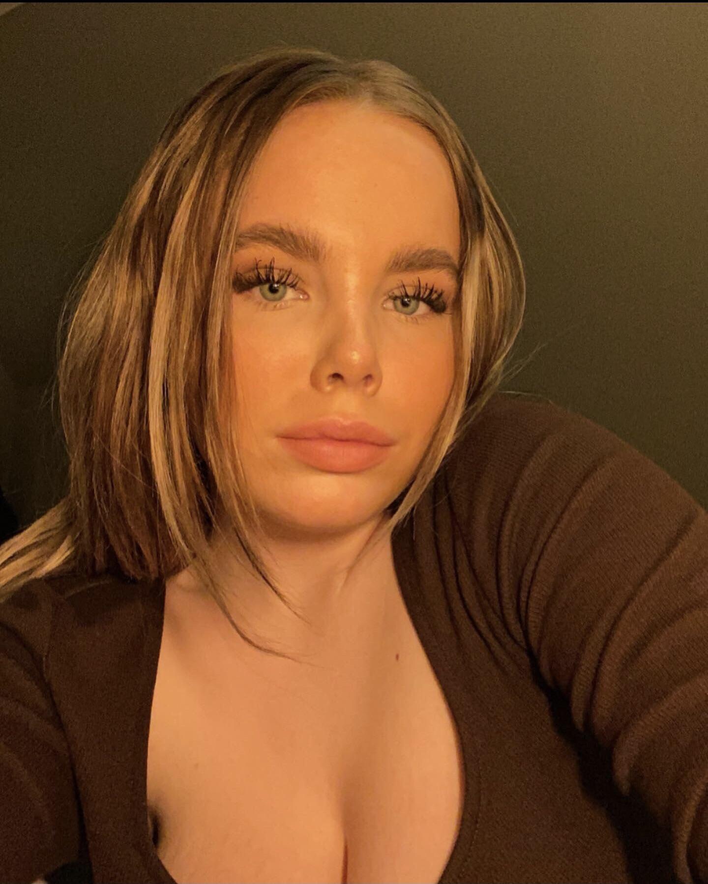 Very nice cleavage | Scrolller