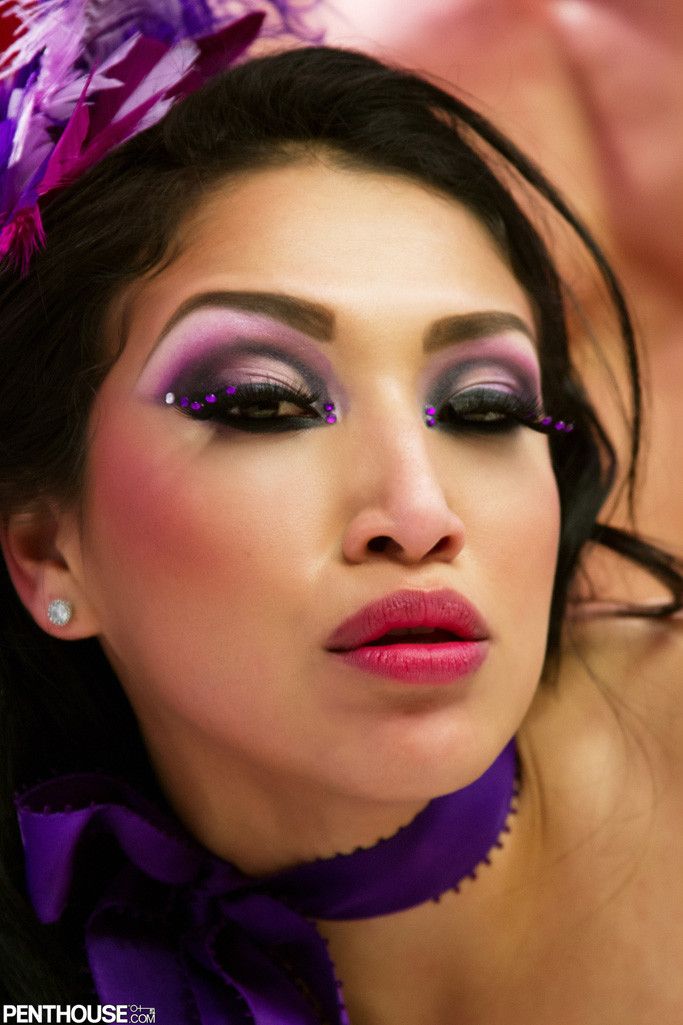 Vicki Chase, cabaret doggy style (MIC) | Scrolller