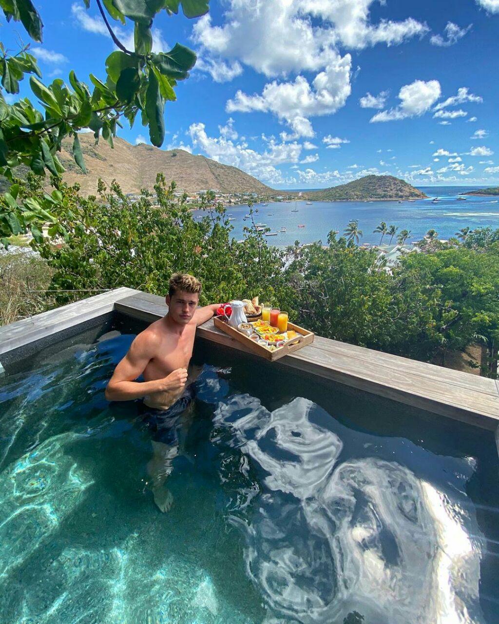 Victor Perr | Scrolller