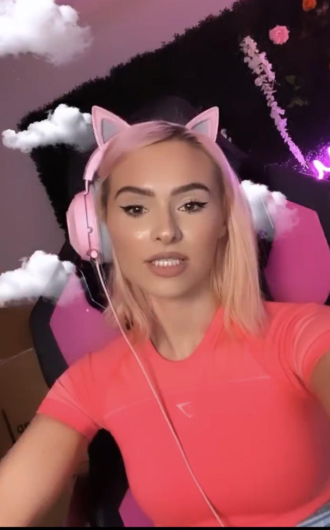 We need to see the full outfit of what she wearing 😍😍 | Scrolller