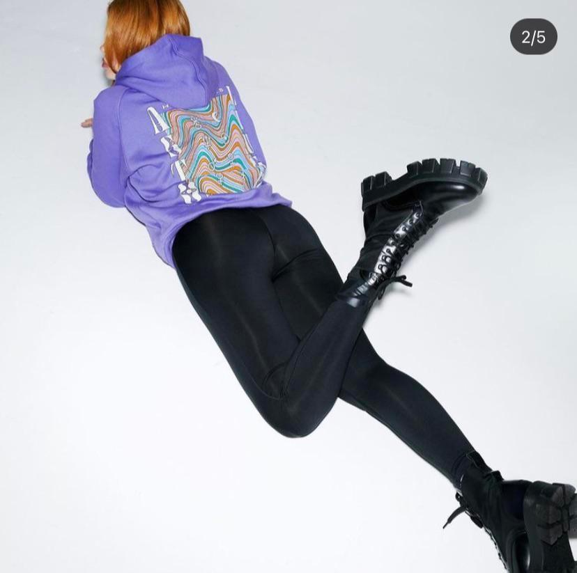 Werbung für ihren Merch | Scrolller