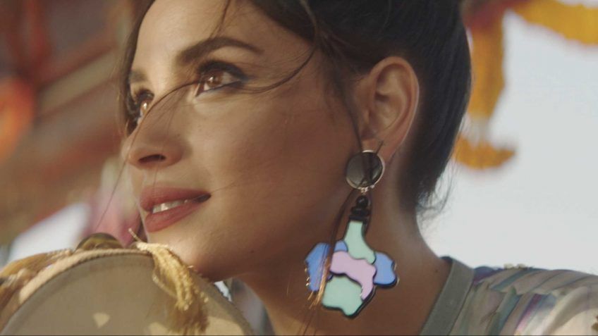 What are these earrings ? | Scrolller