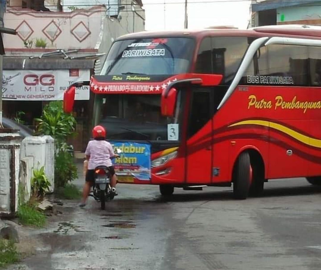 When an unstoppable force meets an immovable object. | Scrolller