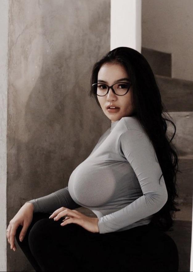 When she looks down all she sees are her mangoes | Scrolller