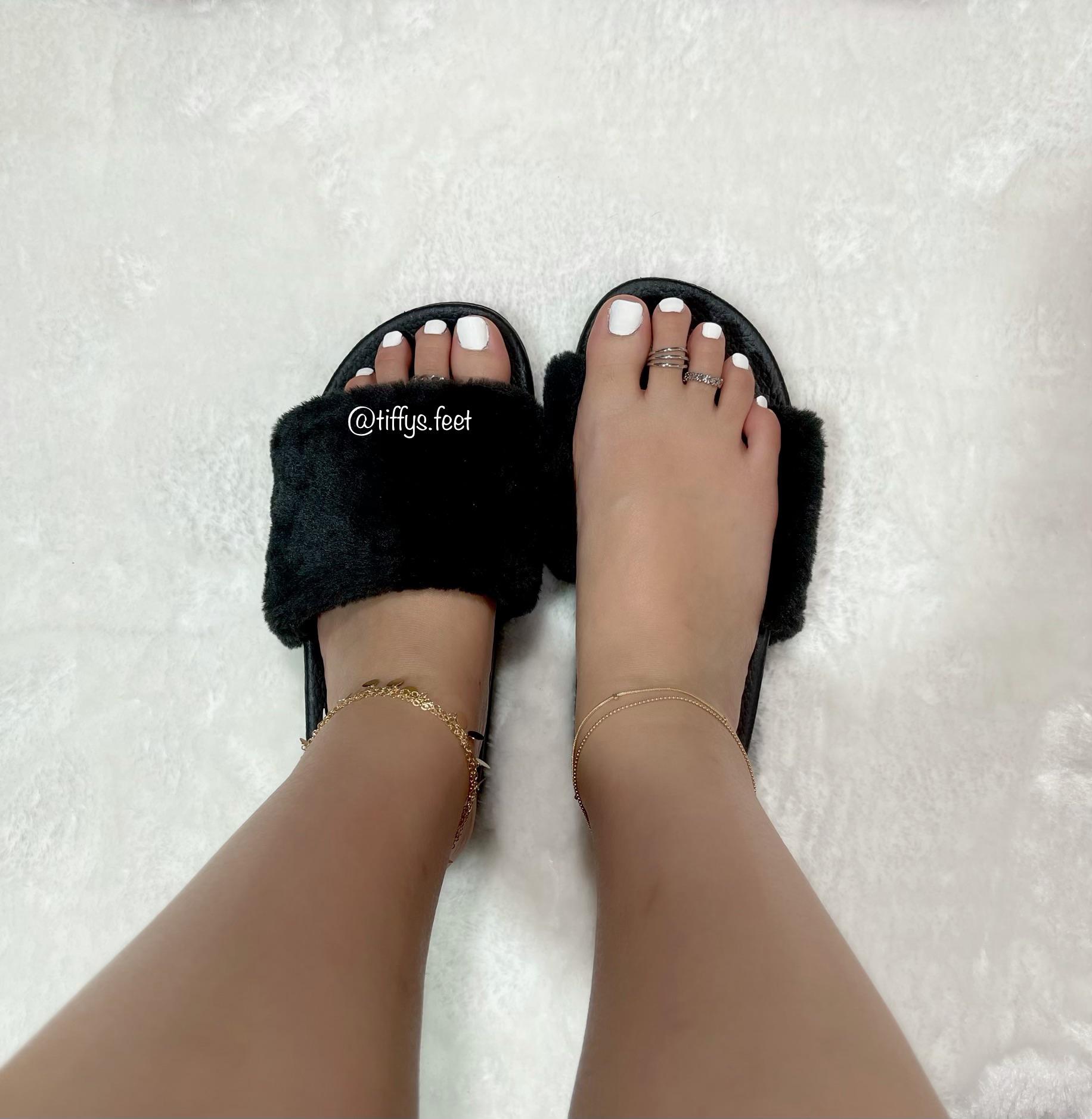 White toes & Black fuzzy slides kind of day 😘 | Scrolller