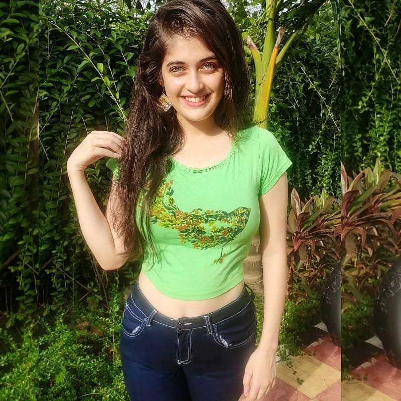 Who else wants to see her navel so badly? | Scrolller