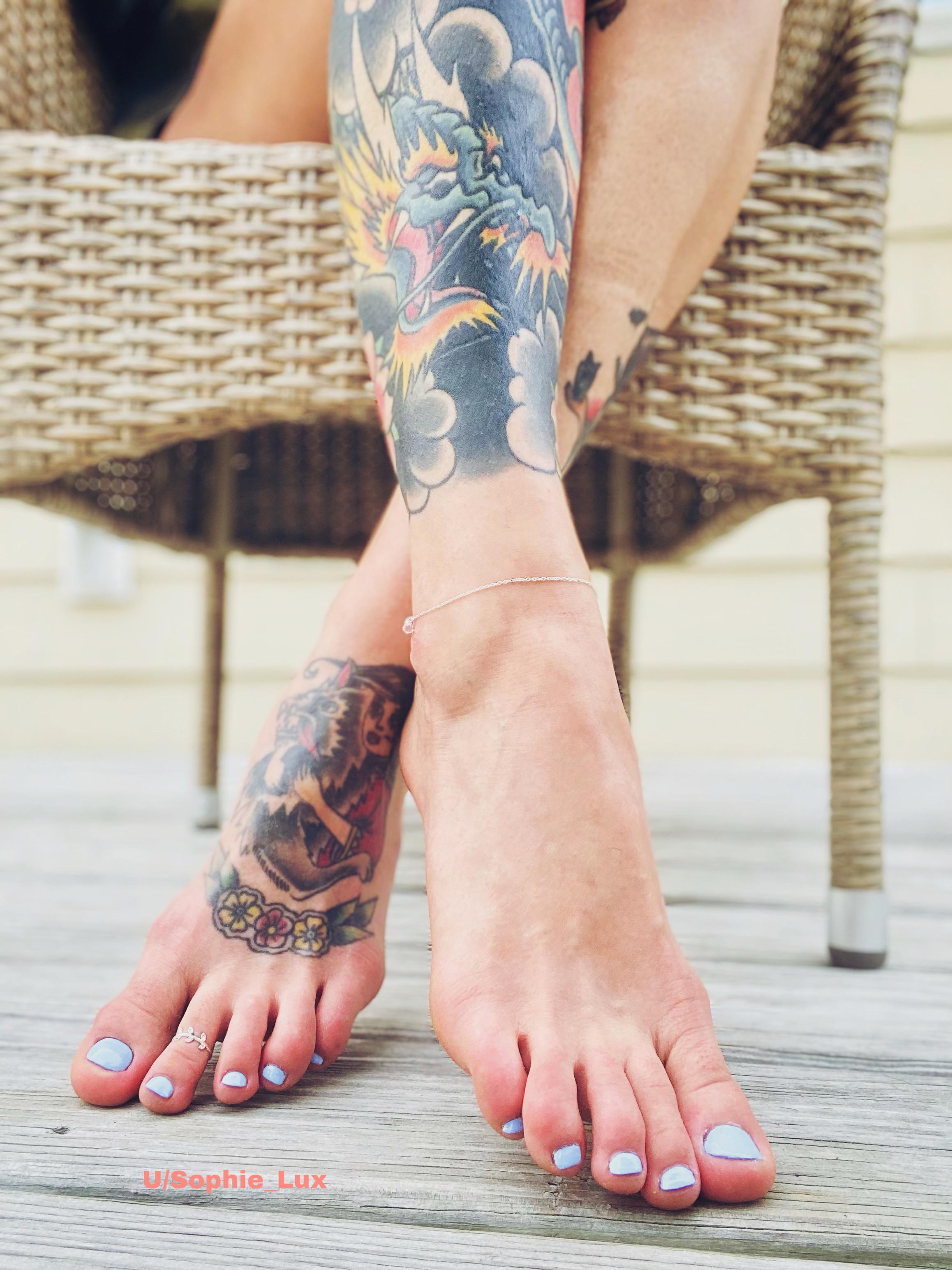 Who gives a good foot and tongue massage? Your mistress is in need of one 😈👅 | Scrolller