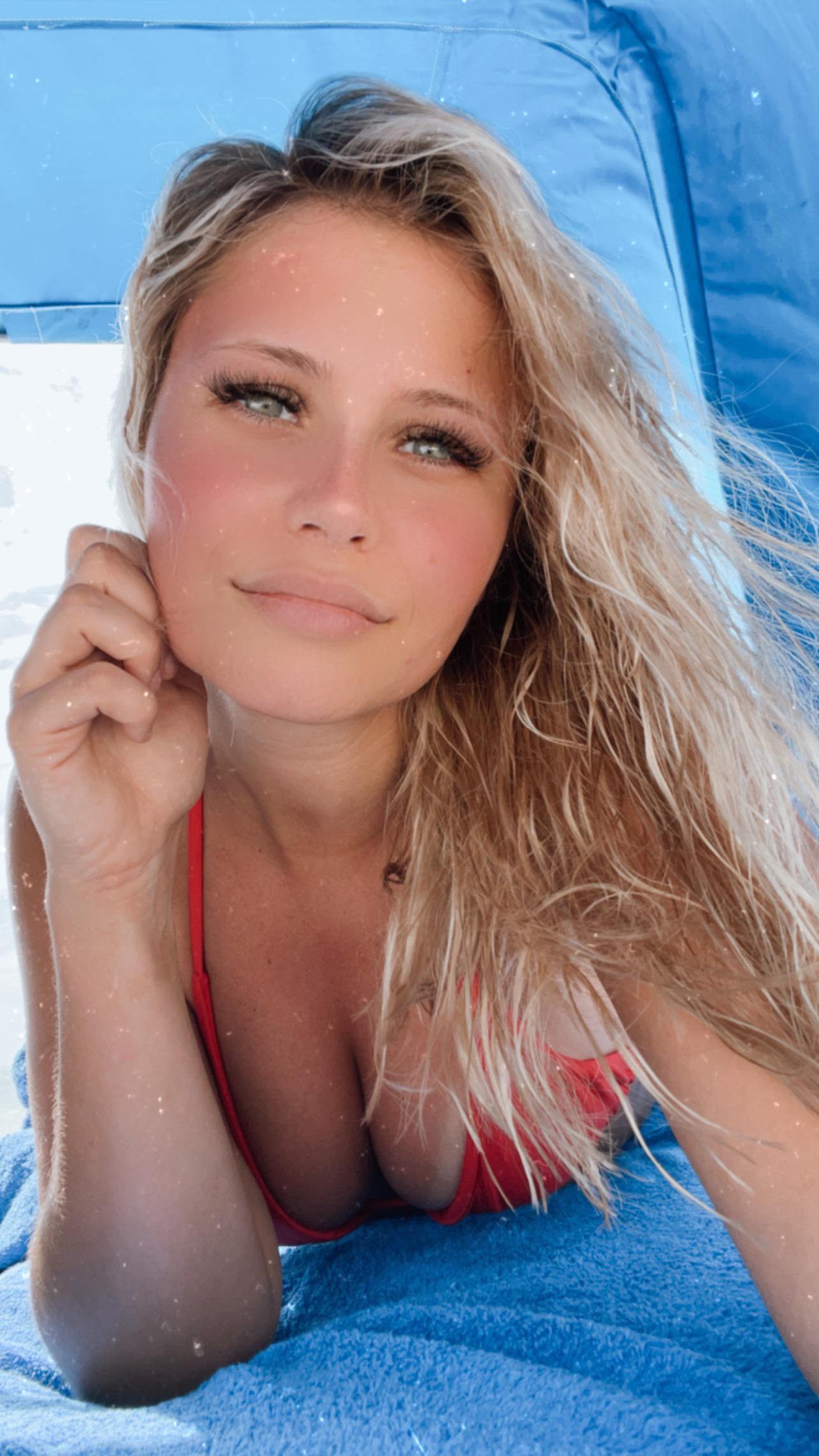 Who loves beach days? [24F] | Scrolller