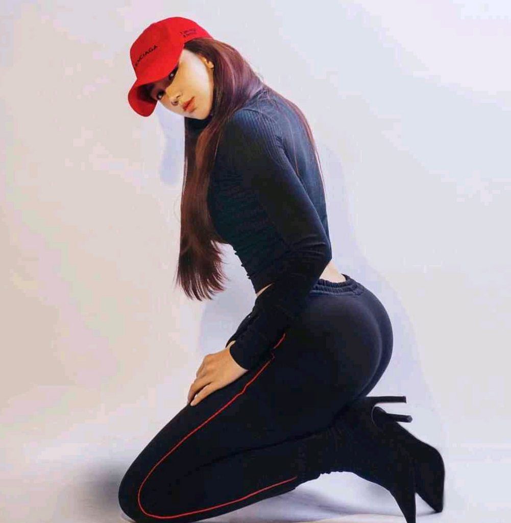 Who's she ? | Scrolller