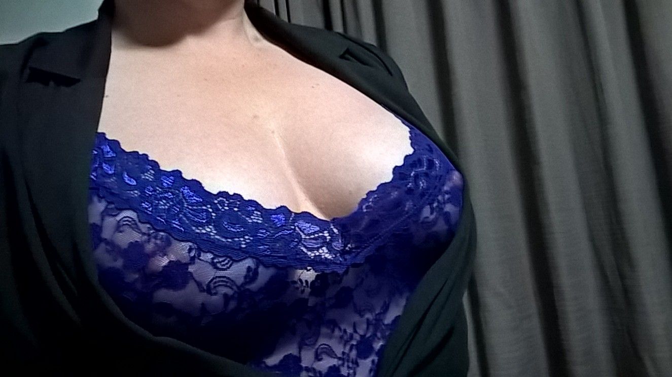 Wi(f)e trying on her new clothes. Just a start ;) | Scrolller