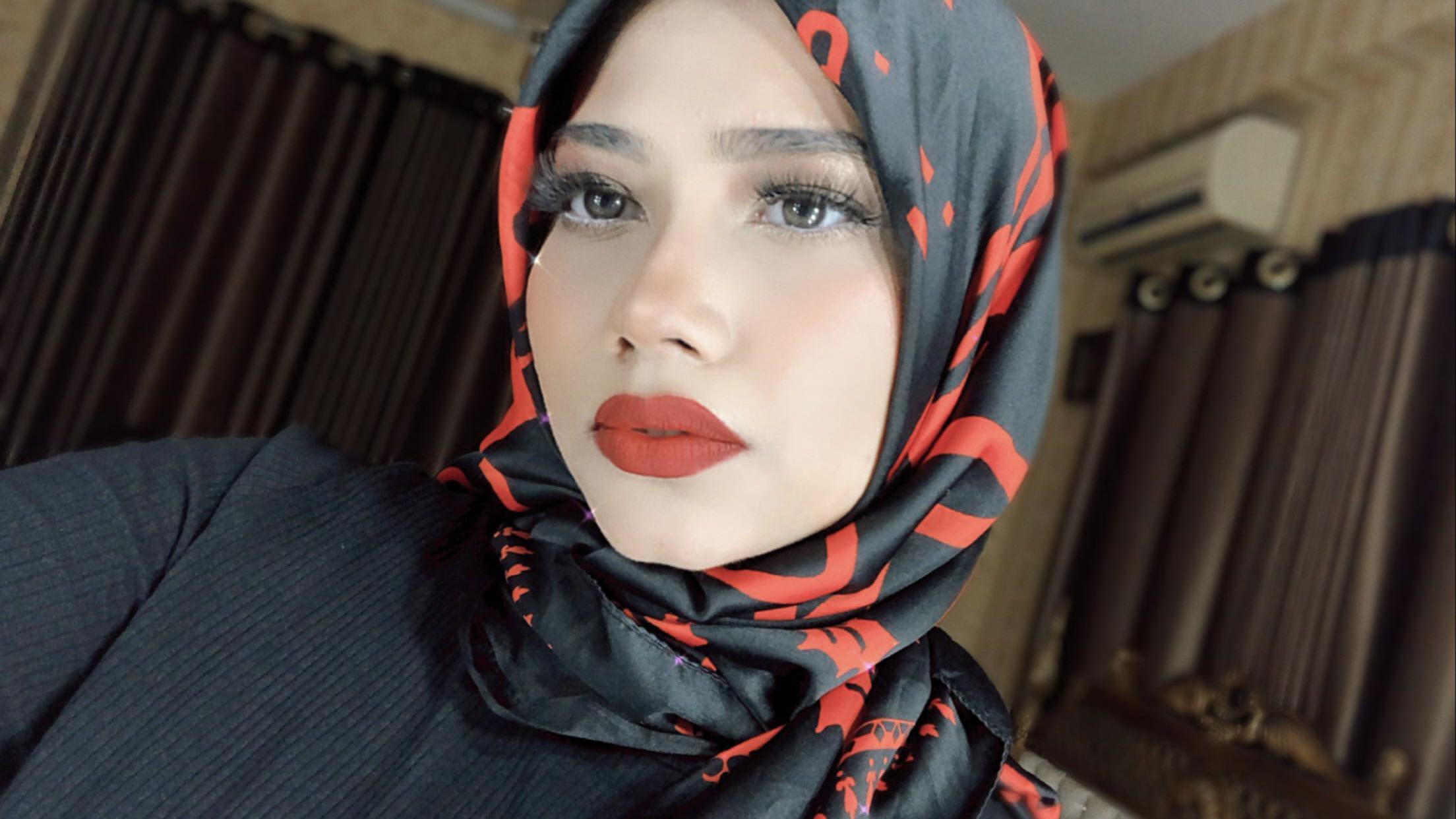Wifes red lipstick 👄 | Scrolller