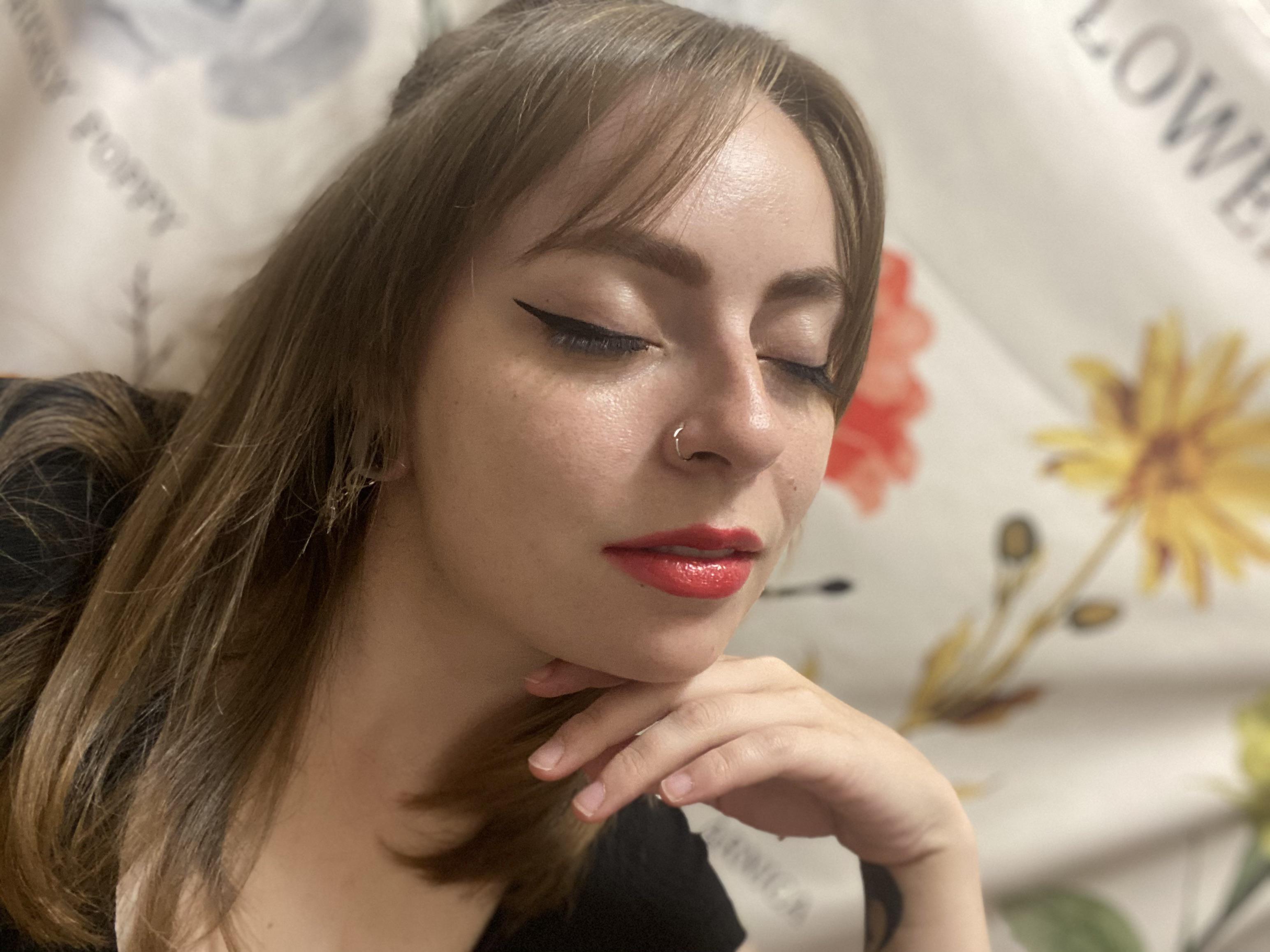 Winged eyeliner makes me feel sassy (f26) | Scrolller