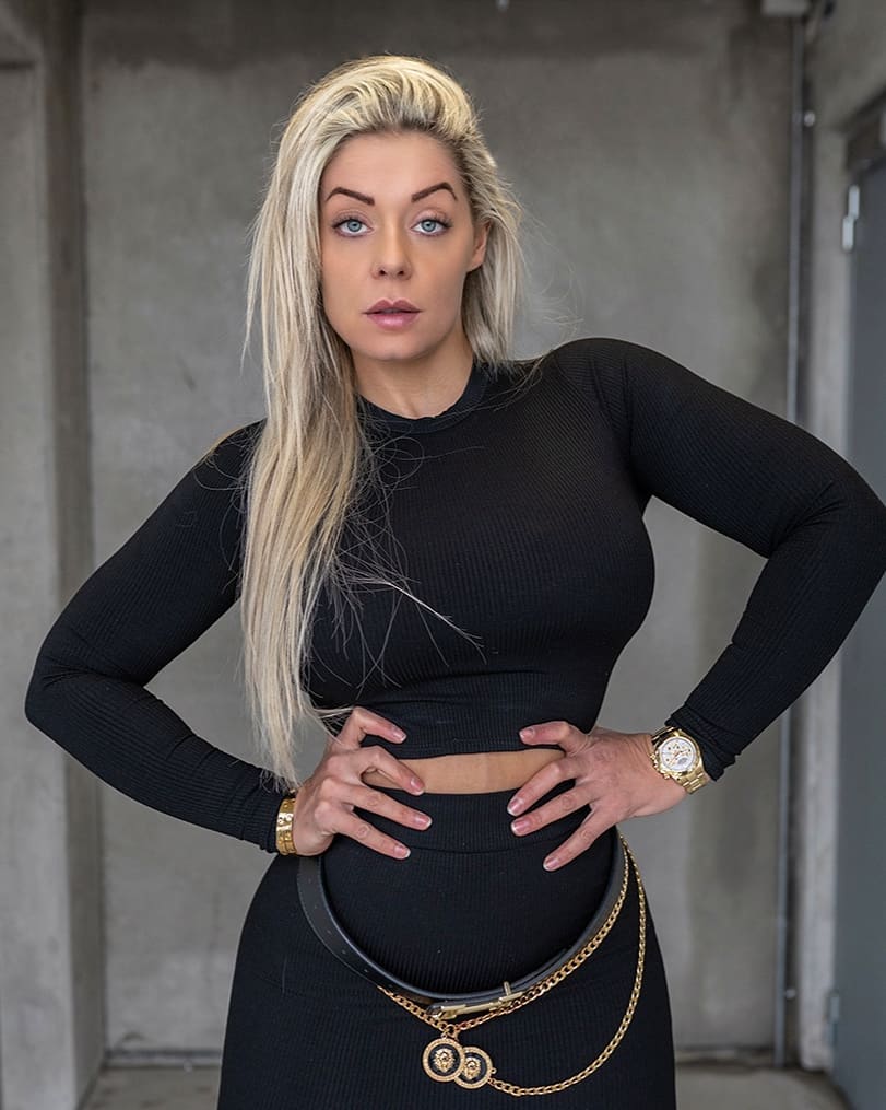 woman in black | Scrolller