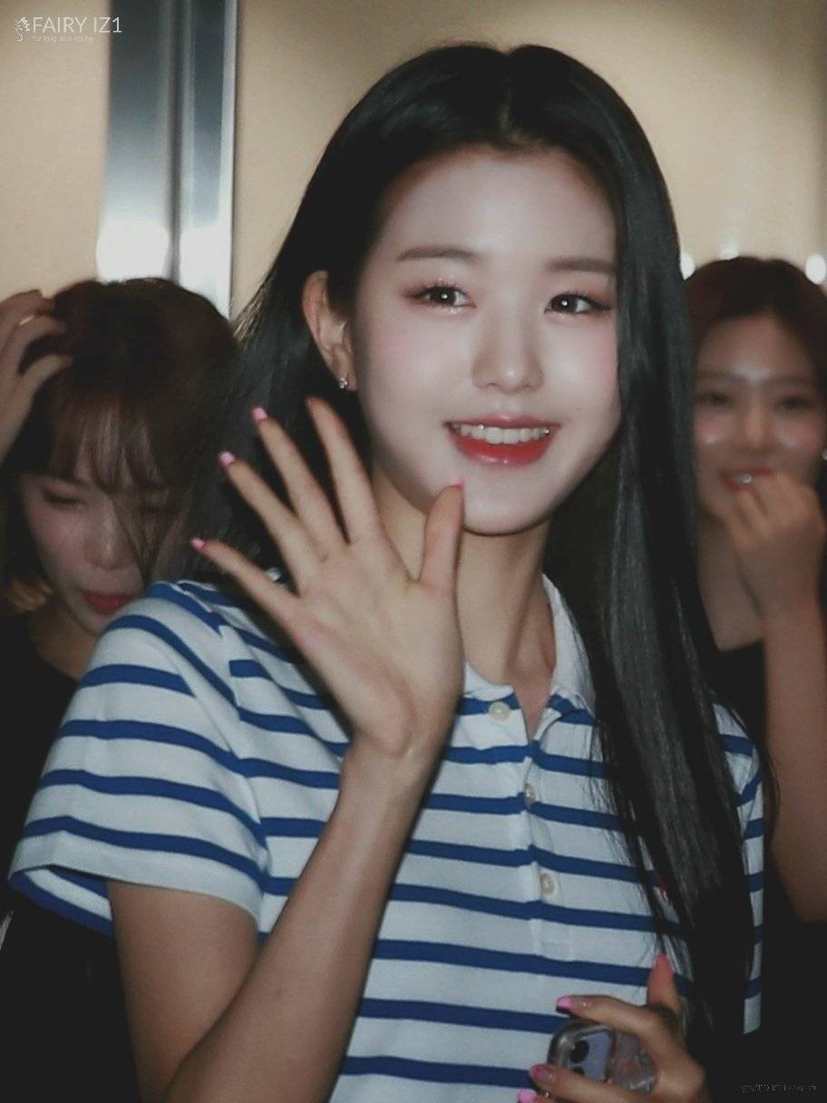 Wonyoung wave | Scrolller