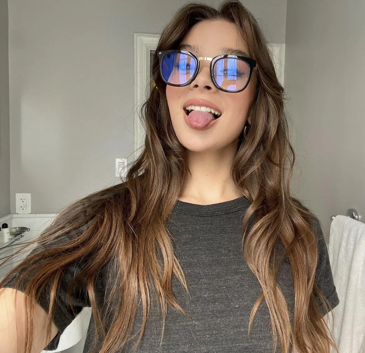 I Would Love To Have Hailee Steinfeld On Her Knees For Me Scrolller