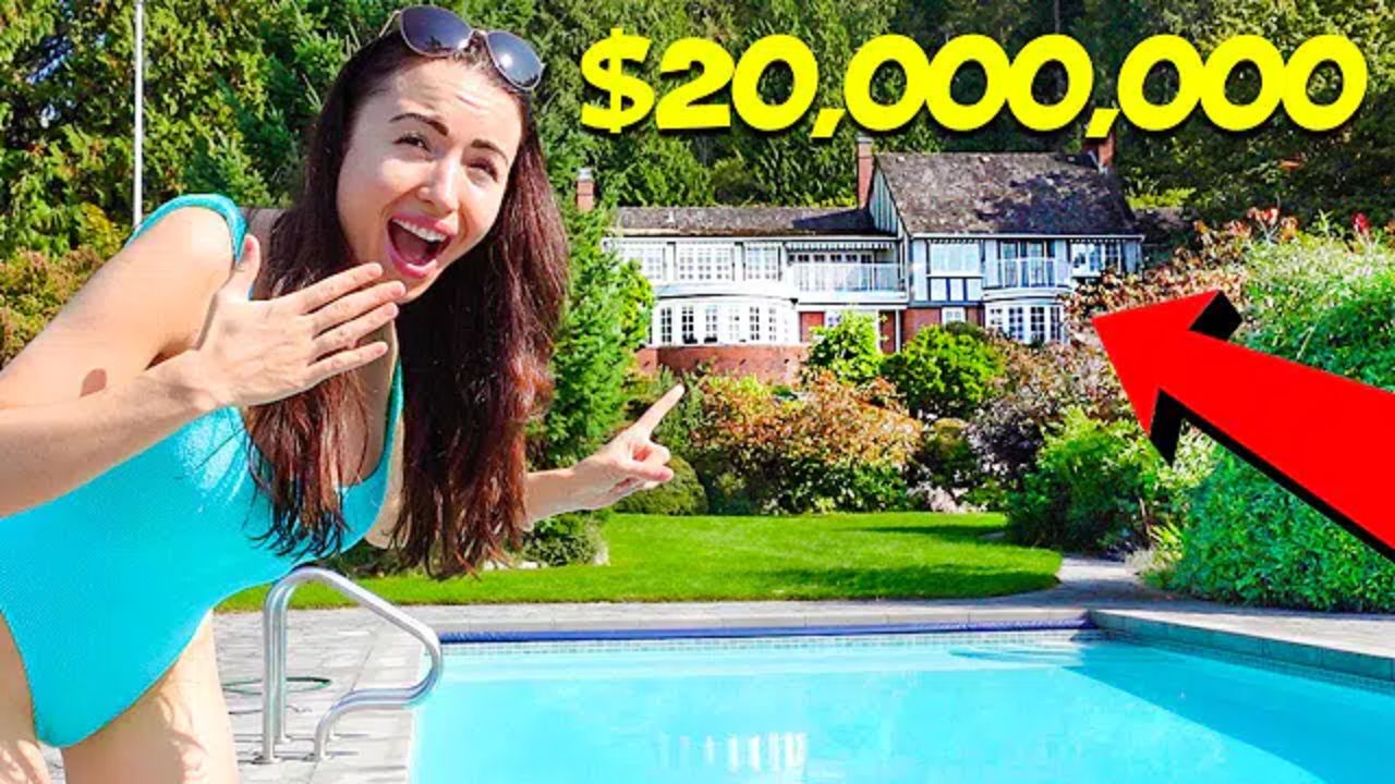 You can see her coochie line | Scrolller