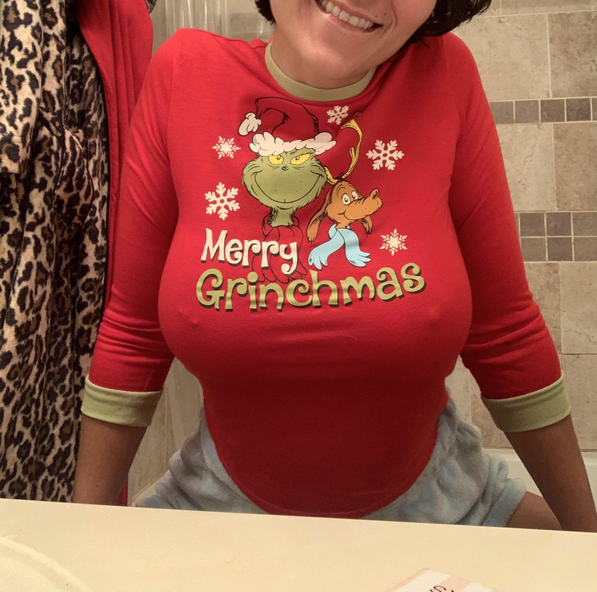 You think Mr. Grinch would like to see them poking through? | Scrolller