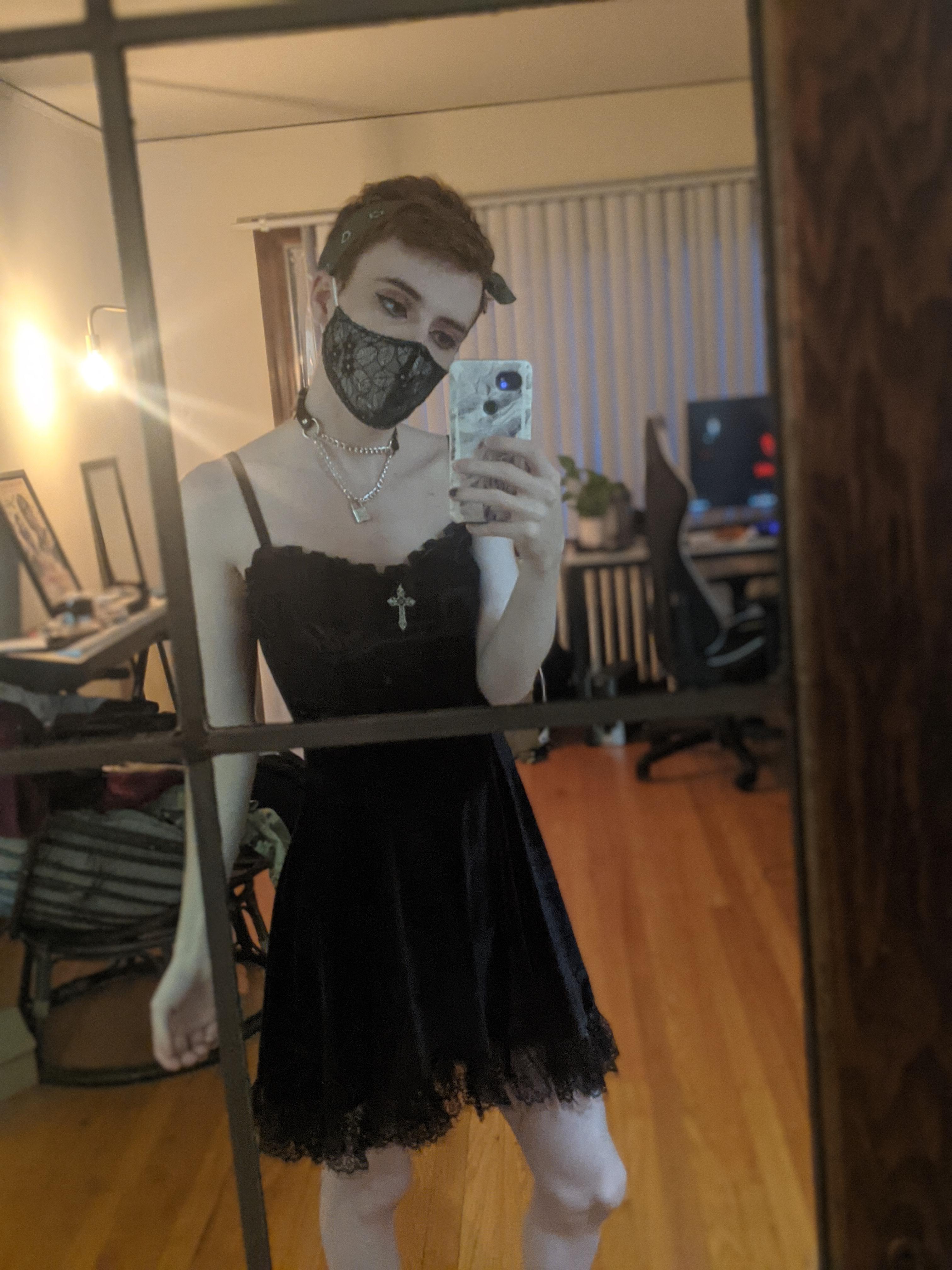 Your local small tiddy goth gf 🖤 | Scrolller