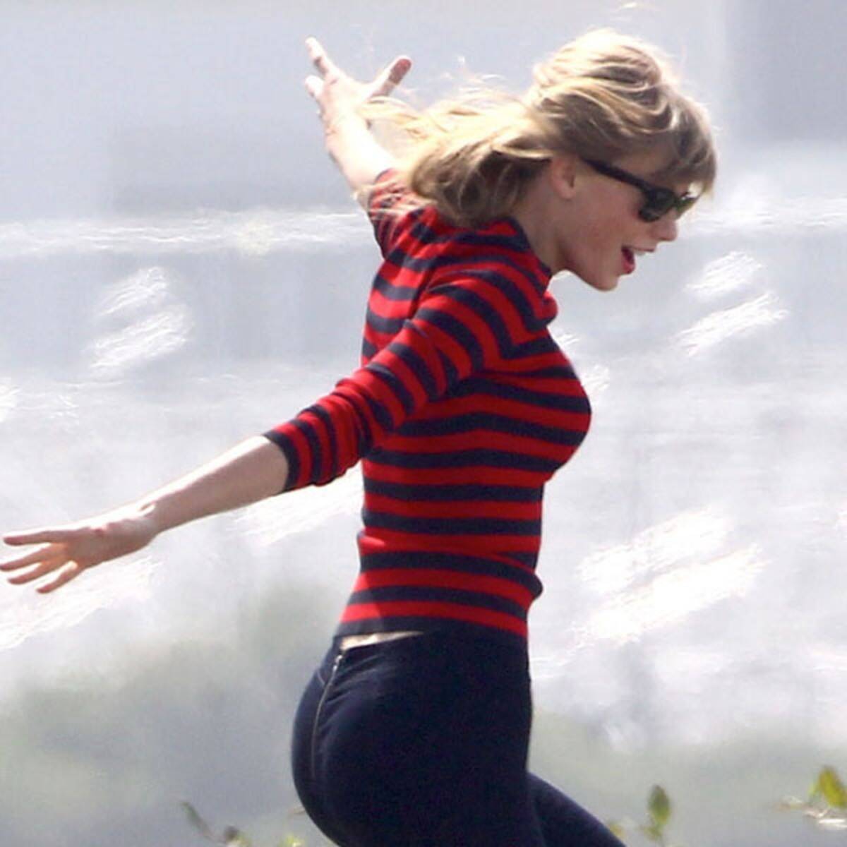 Zip Line on her Pant | Scrolller