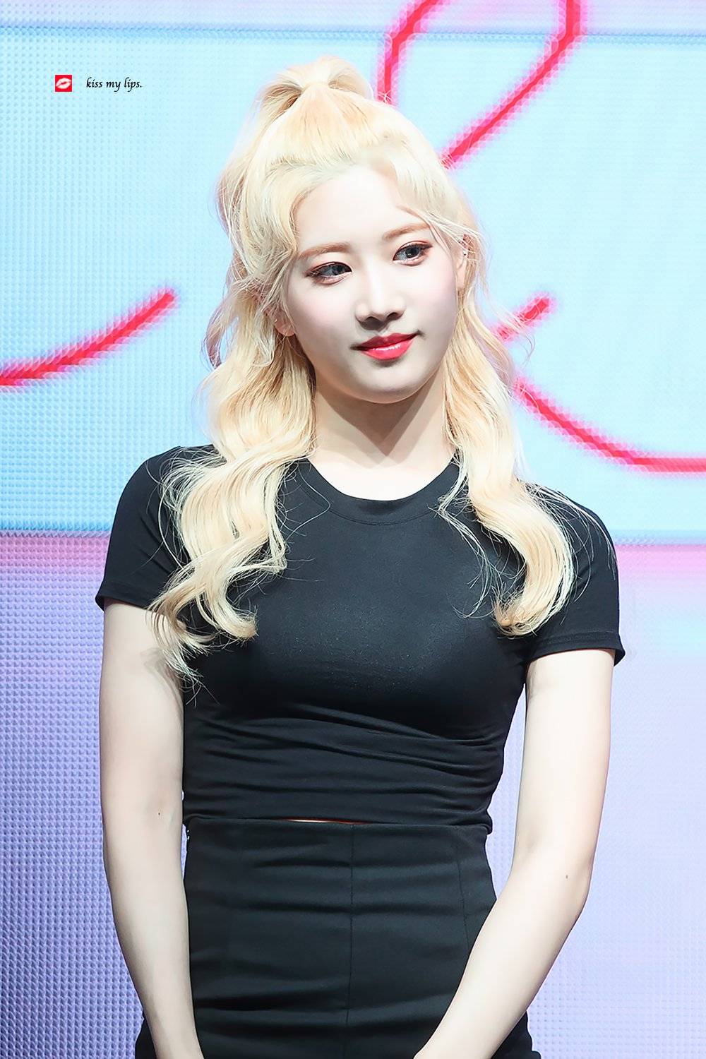 180602 Kim Lip | Scrolller