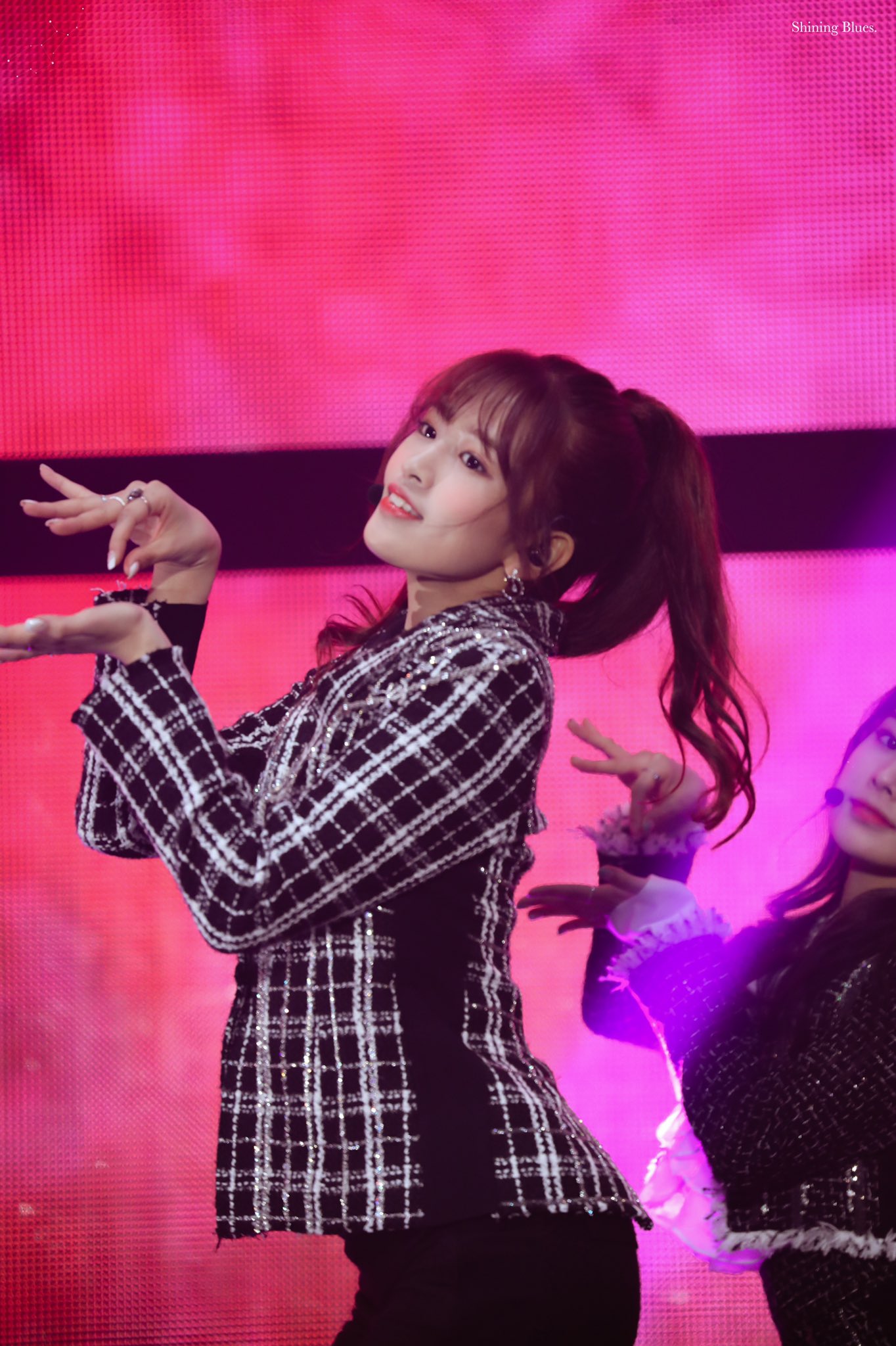 181128 Fansite: @shiningblues901 // Yujin | Scrolller