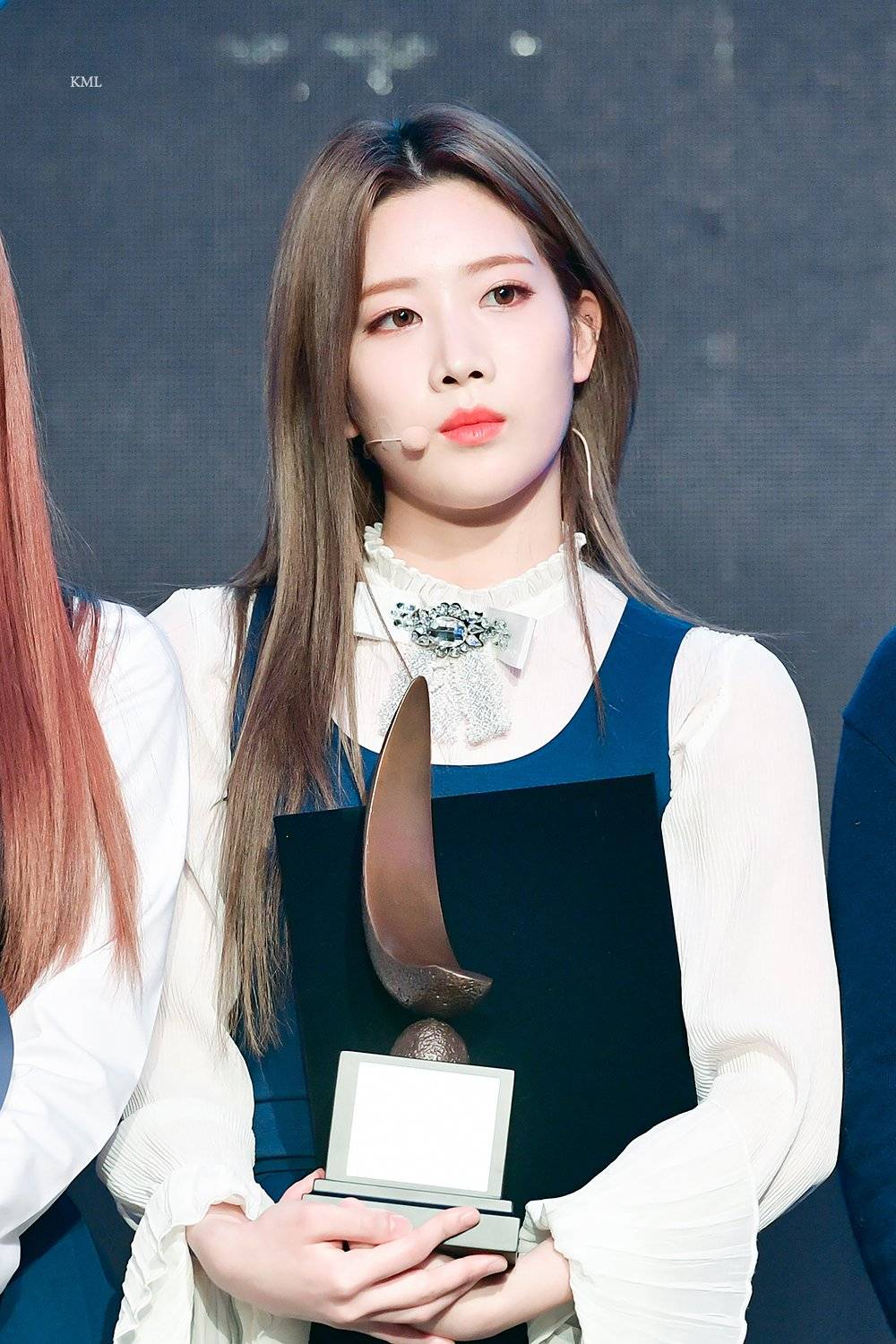 181219 Kim Lip | Scrolller