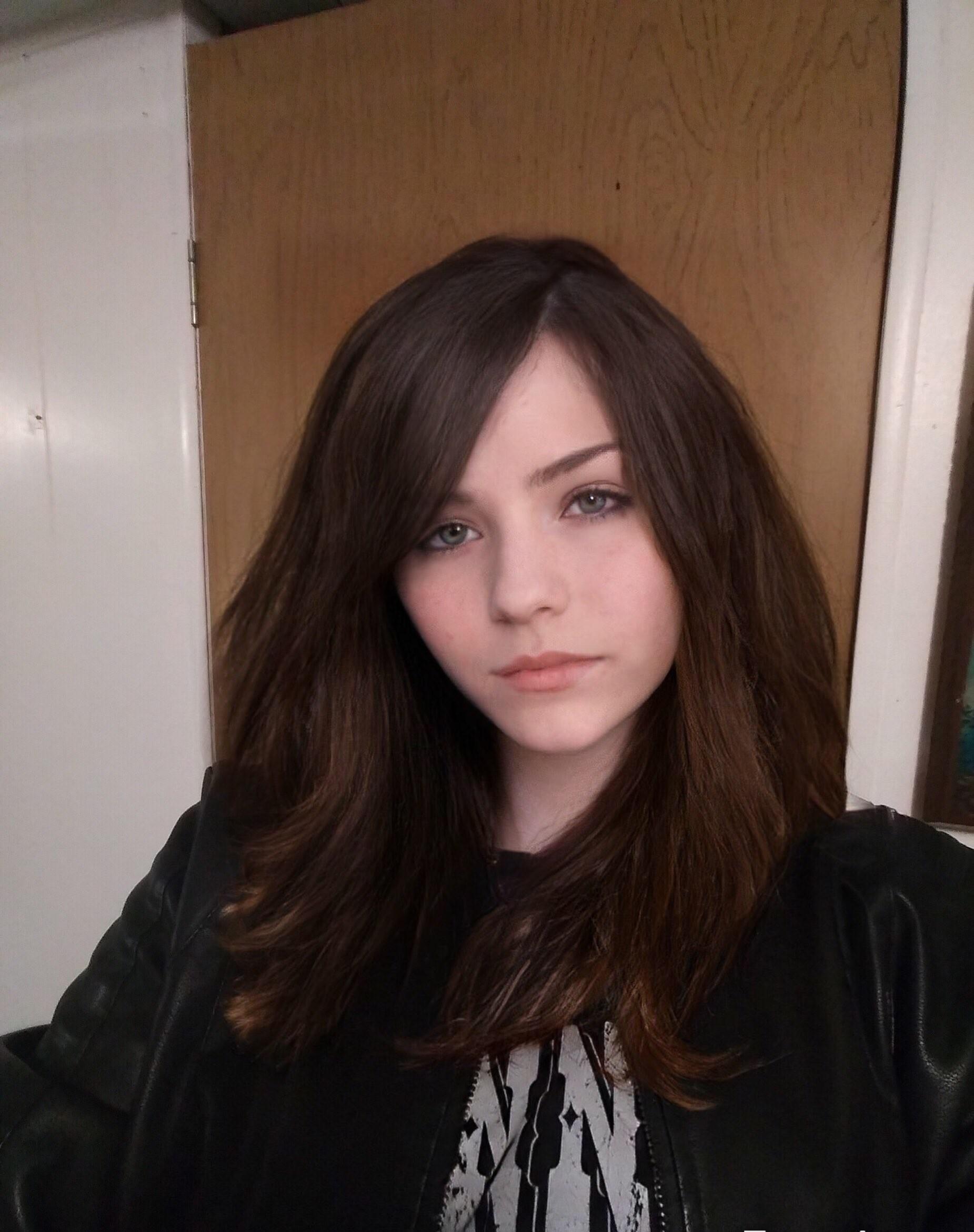 19 am i pretty ? | Scrolller