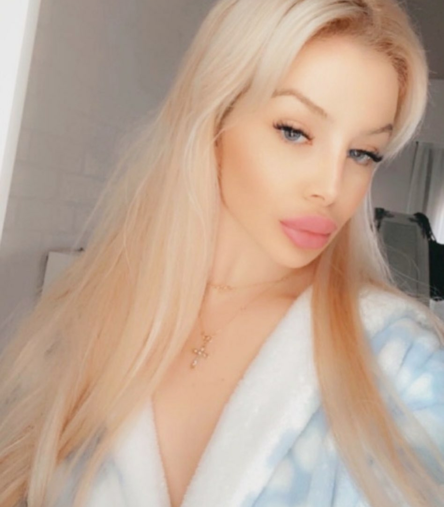 19 Year Old Bimbo Scrolller