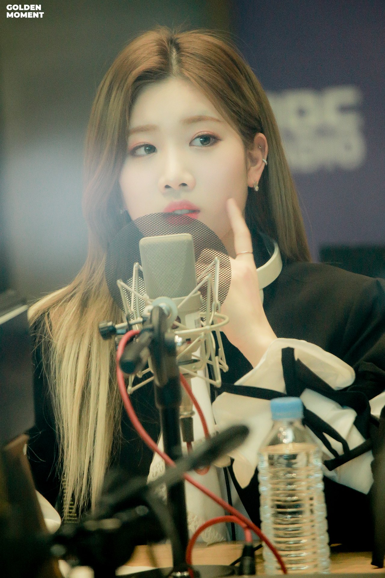 190319 Kim Lip | Scrolller