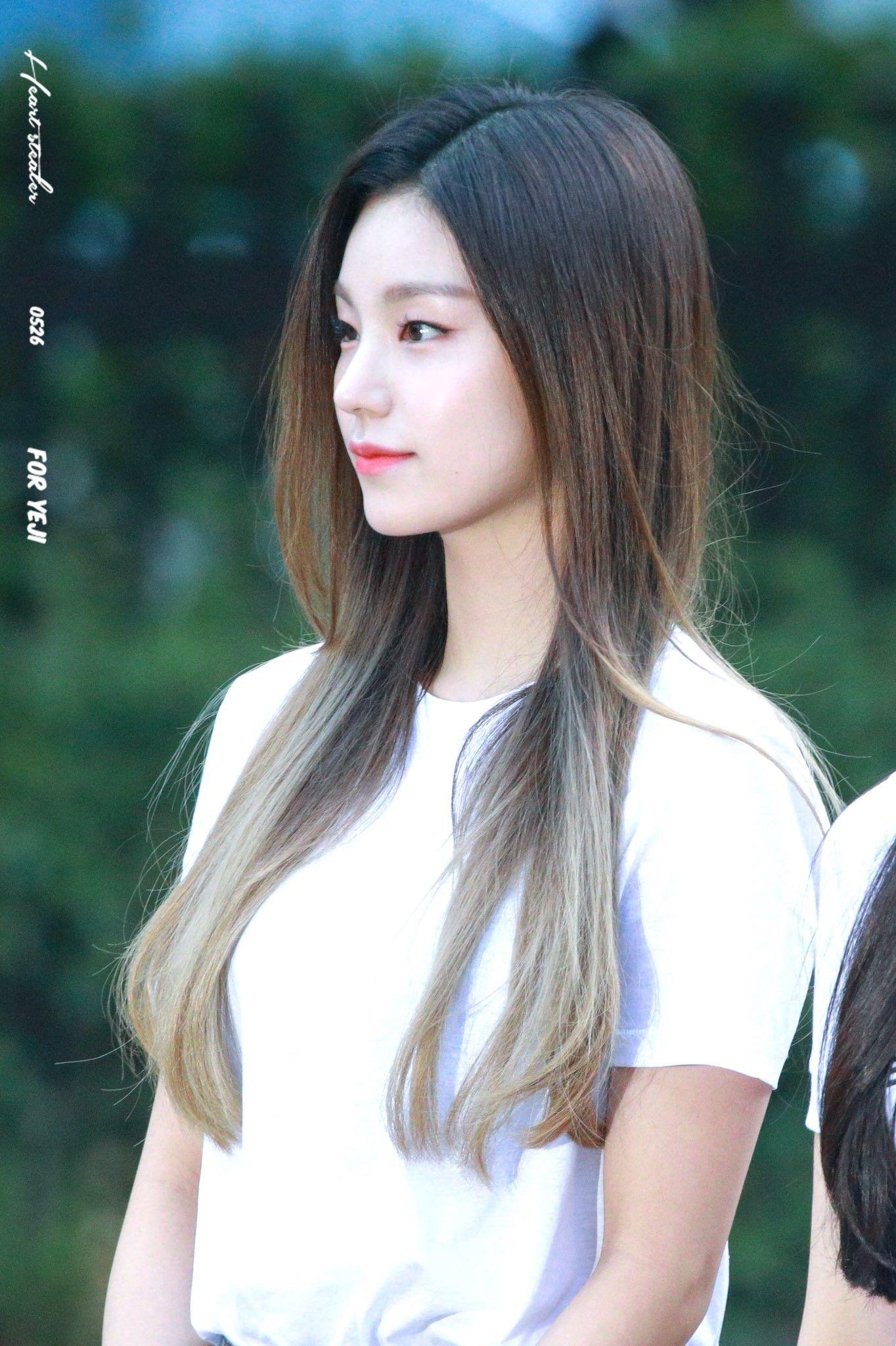 190830 Yeji | Scrolller