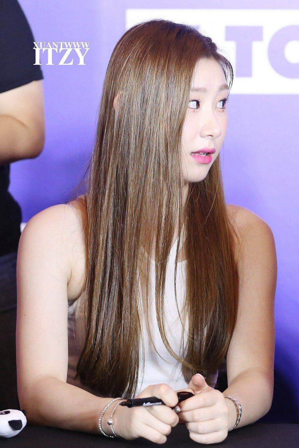 191025 Chaeryeong | Scrolller