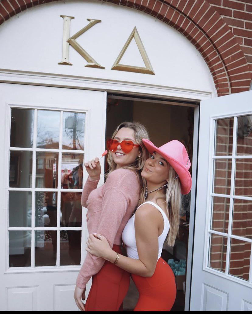2 Sorority Girls Scrolller