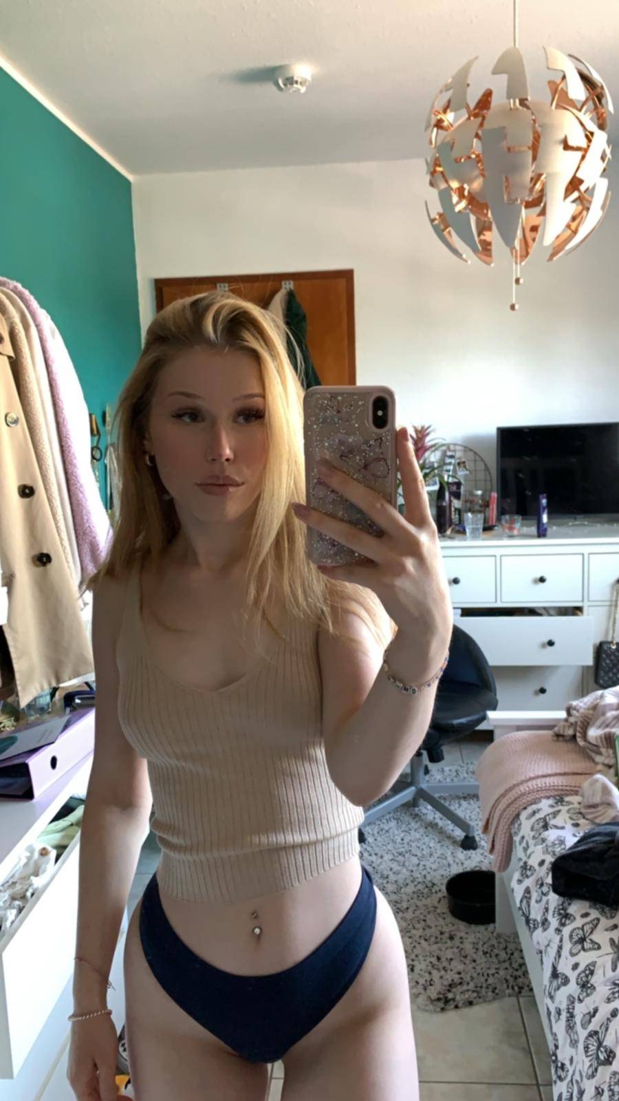 Am I? (F18) | Scrolller