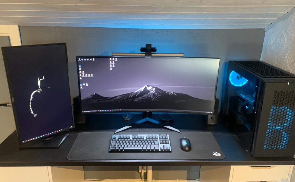 2021 Battle station update completed. Ultra wide + vertical 16:9 feels like a winning combo ...