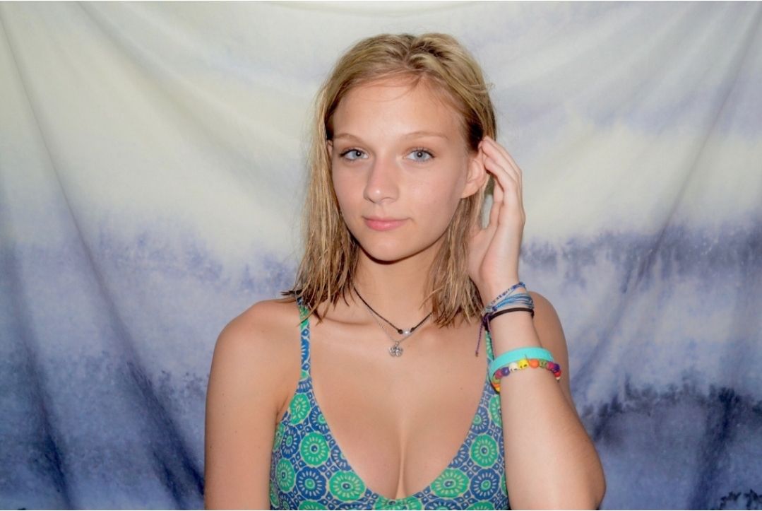 20F bikini cleavage | Scrolller