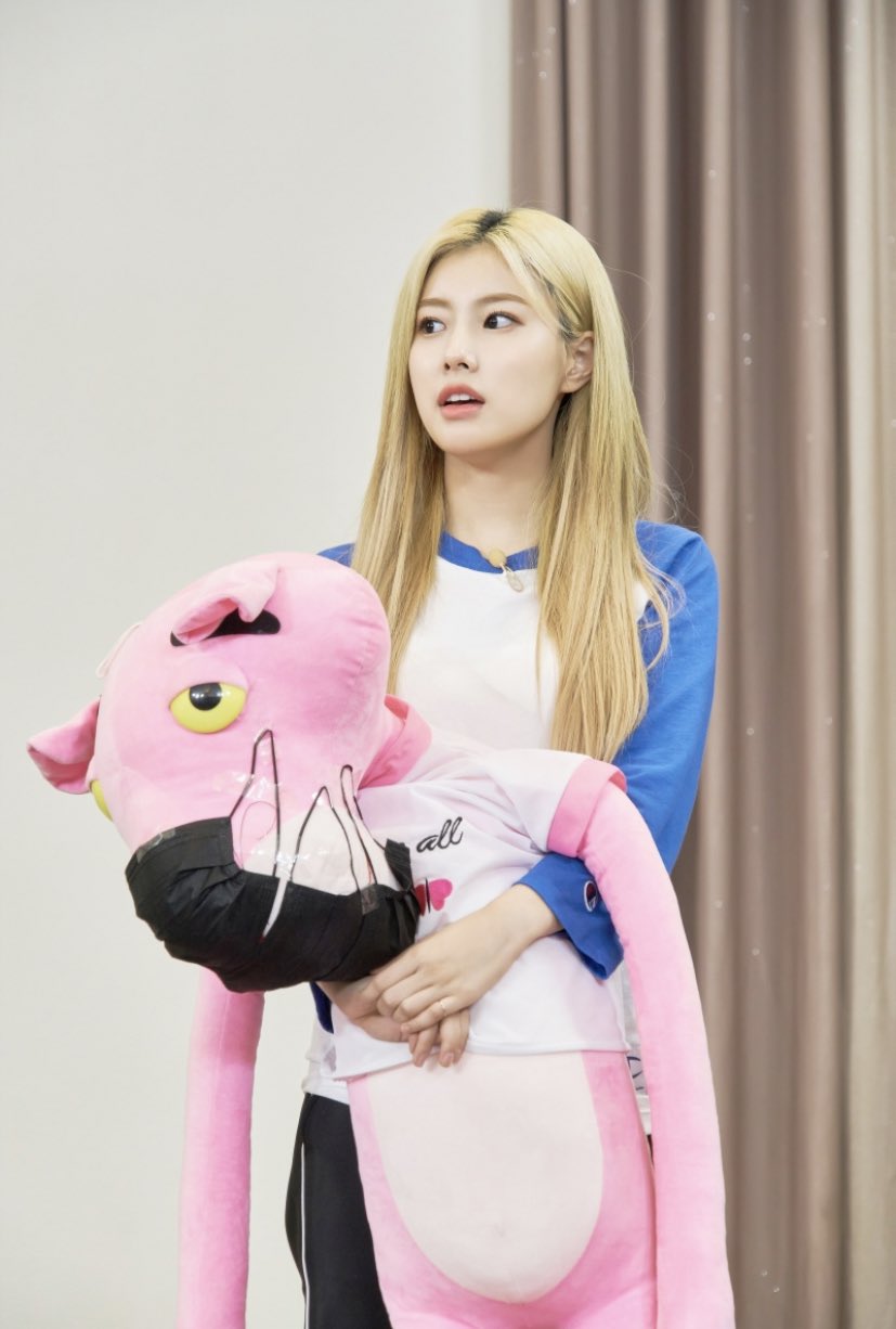 210316 Universe Update: FANTASTIC IZ: HIDDEN SCHOOL Behind Photo 3 // Hyewon | Scrolller