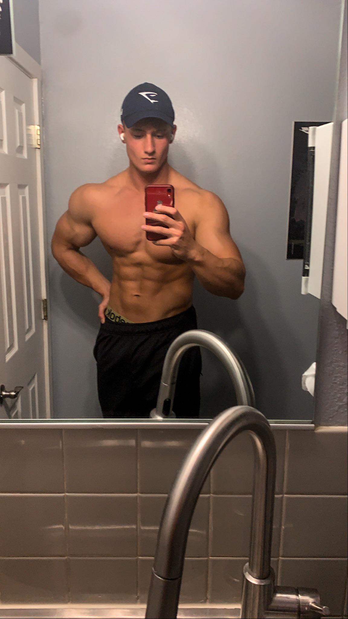 22 [M4F] who likes muscles? | Scrolller