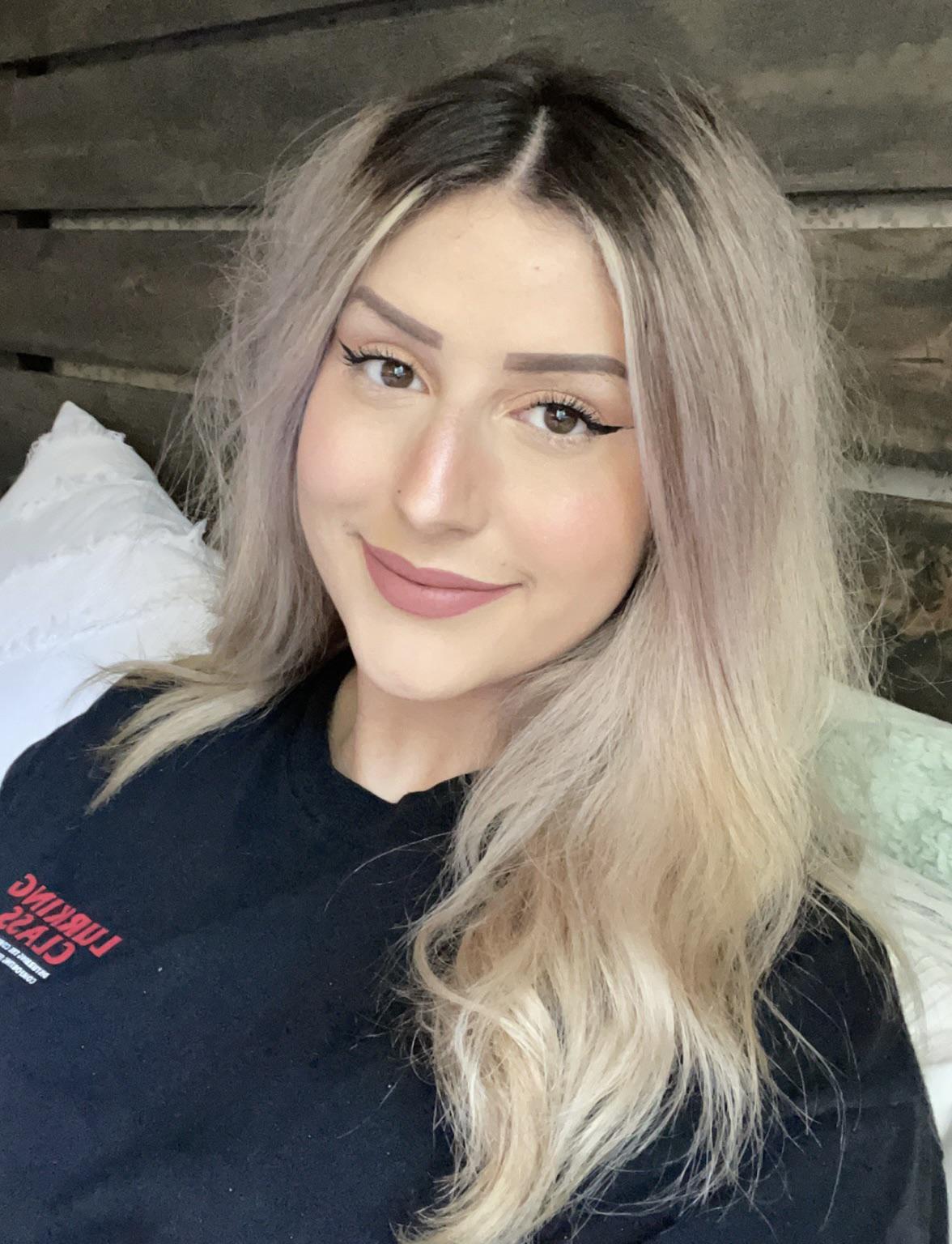 22F trying a new lipstick today 😇 | Scrolller