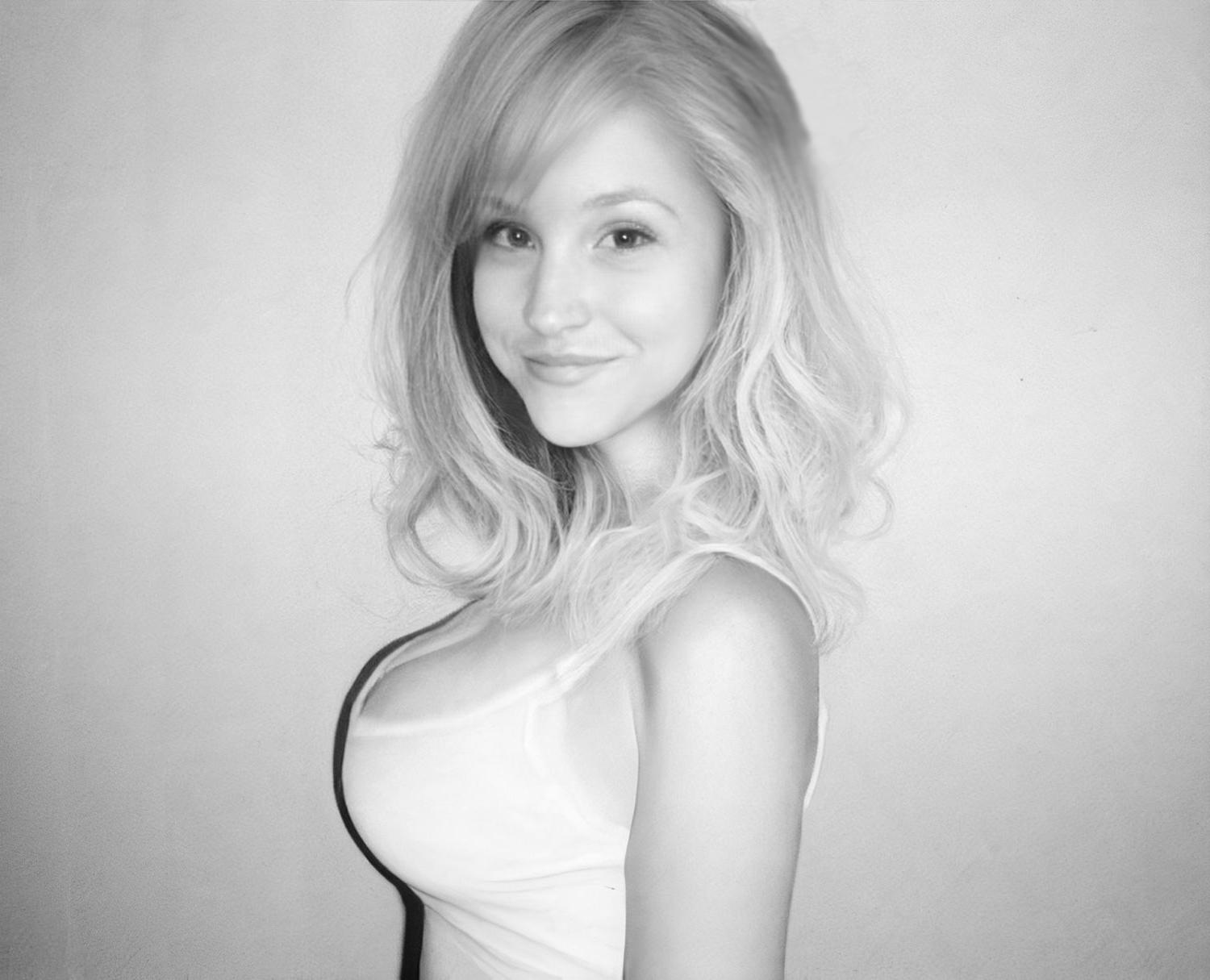 24f Am I hot in black and white? | Scrolller