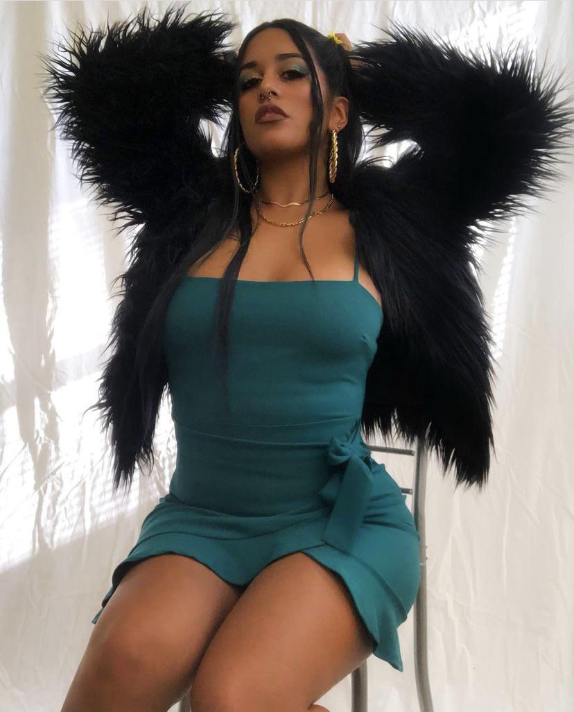 25 F, extreme posing to cover the insecurity 😎 | Scrolller