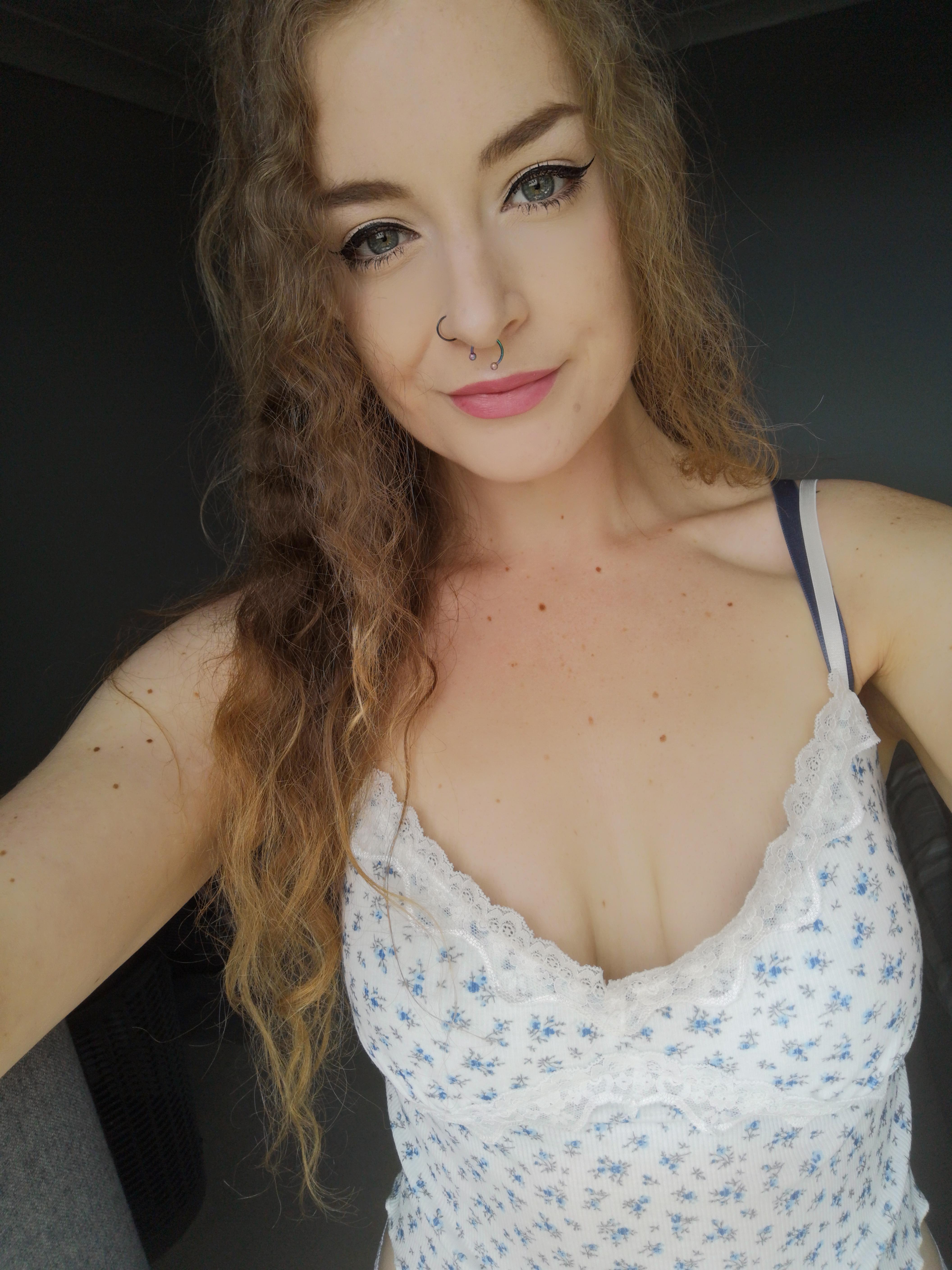 (25F) Its crazy what some good lighting can do. | Scrolller