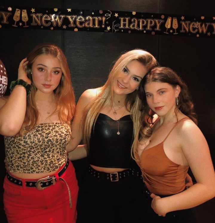 [3] stunners | Scrolller