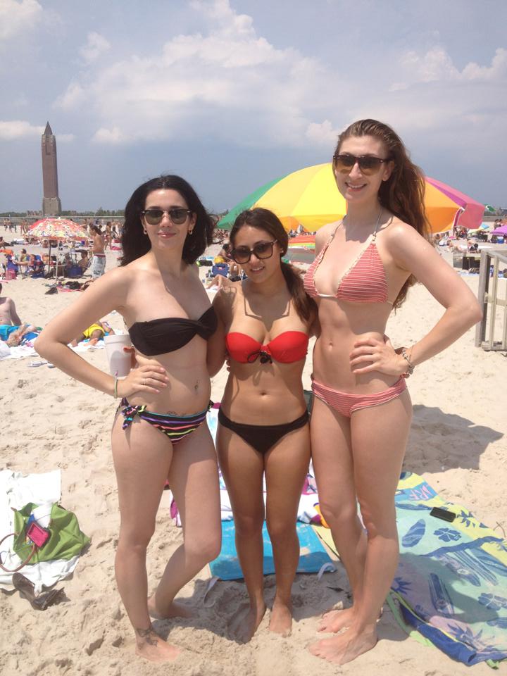Which Of The 3 Beach Babes Scrolller