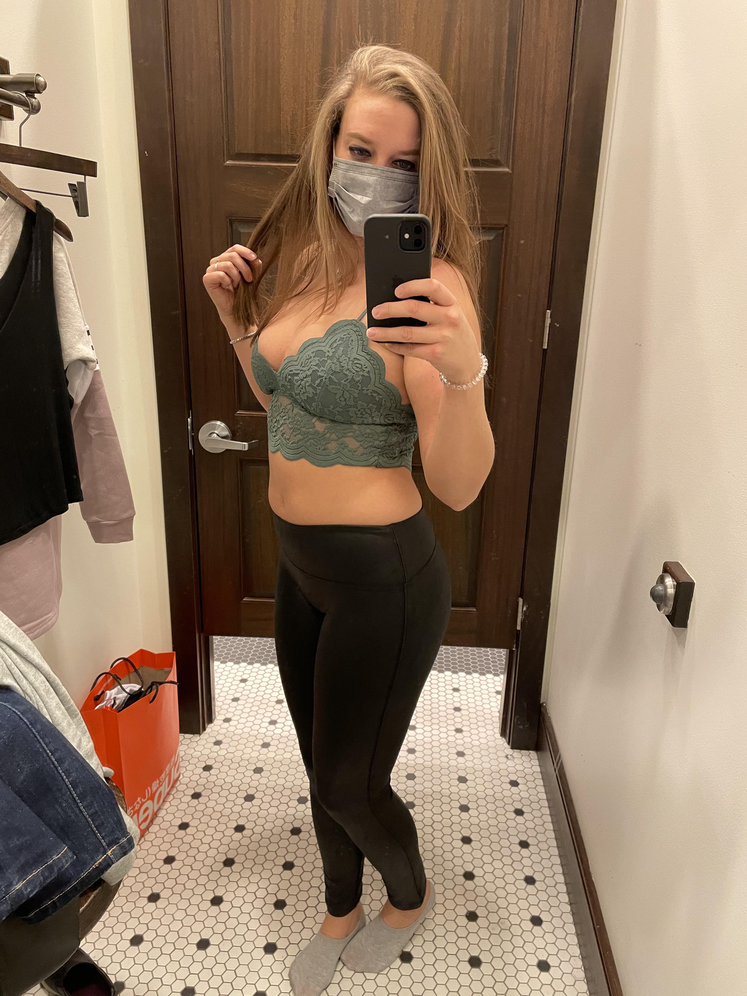 Woodfield Mall MILF Selfie 😈 | Scrolller