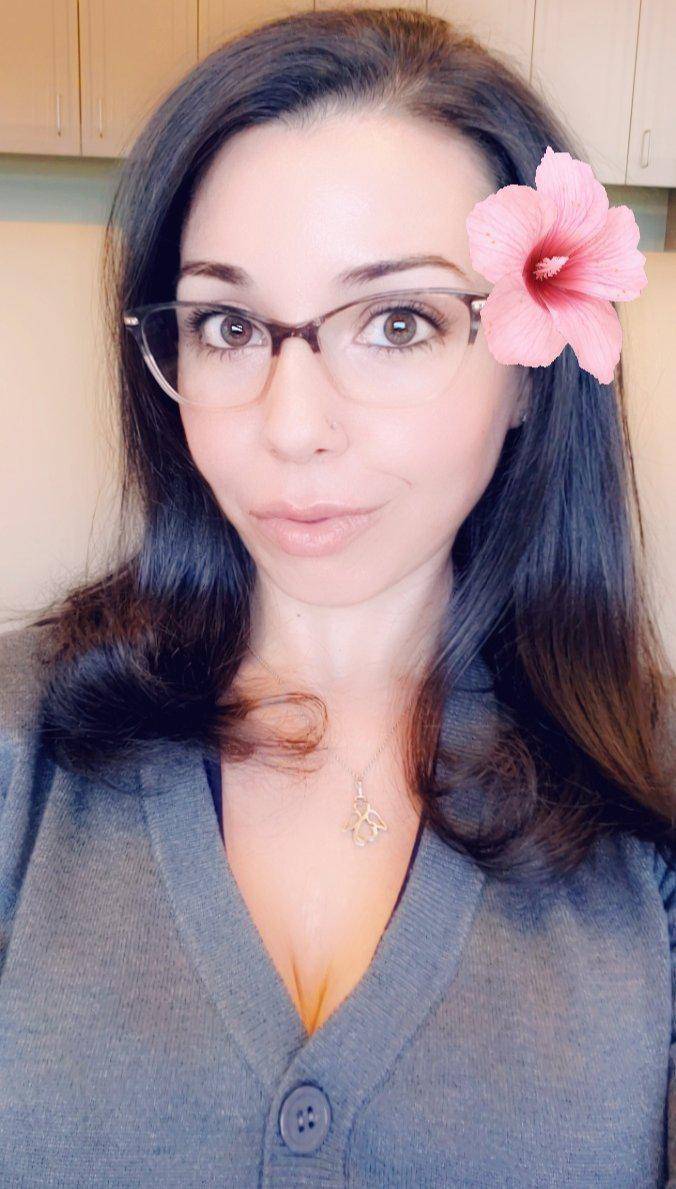 34 F4M. New Milf in the neighborhood, any handymen around? | Scrolller