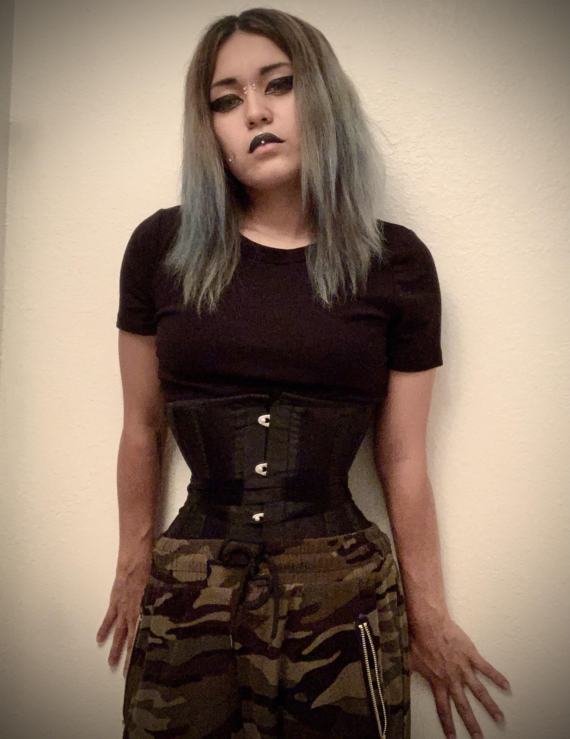 4’9 goth vocalist. Be nice, please. 🥺 | Scrolller