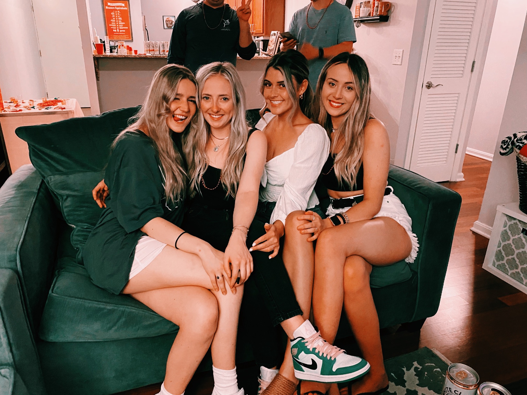 [4] Love Seat | Scrolller