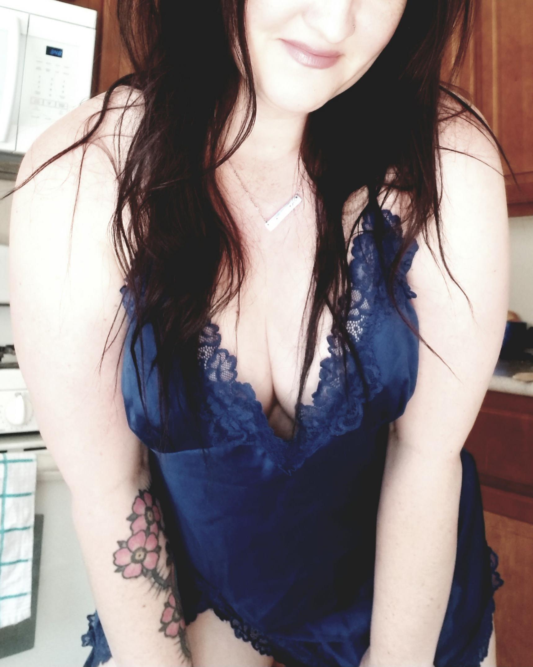 [42F] Baking some goodies in the kitchen today. Come help me? 💋 | Scrolller