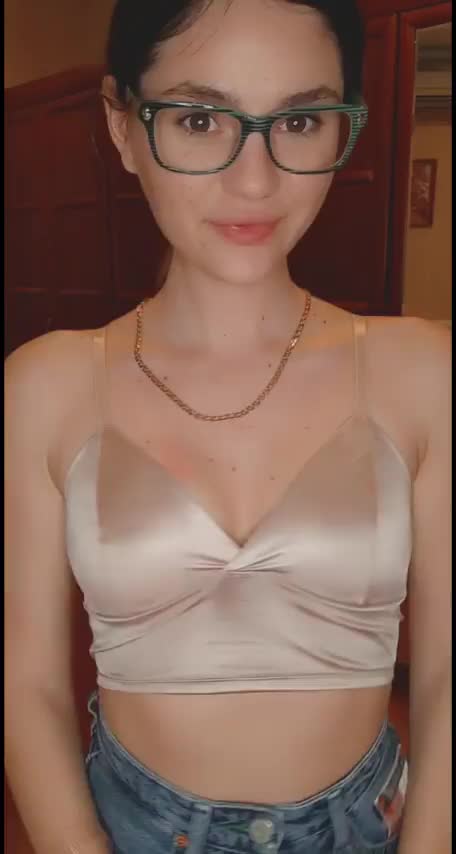 who likes my 19 year old boobs here 😘 | Scrolller