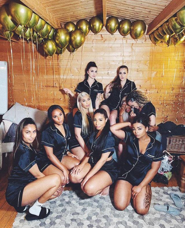 9 fit girls in matching outfits | Scrolller